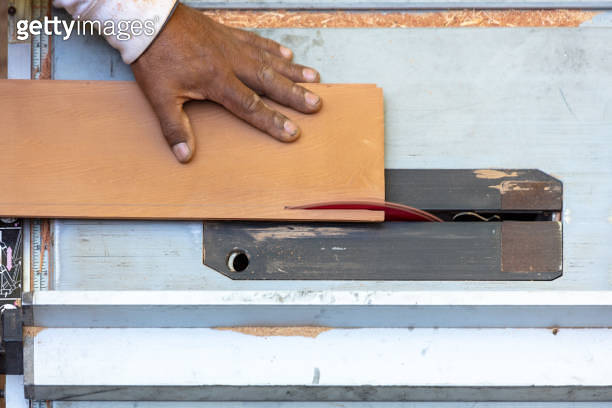 Man sawing wood on table saw. Top view 이미지 (1222335903) - 게티이미지뱅크