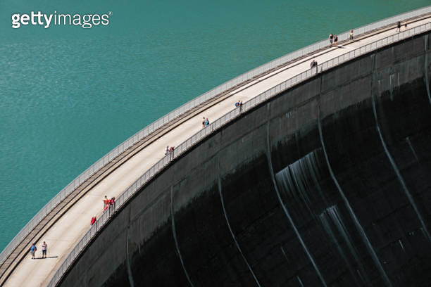 People walking on edge of Stausee Mooserboden Dam, Kaprun, Austria 이미지 ...