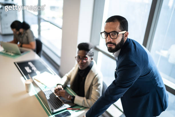 Portrait of an office manager assisting an employee 이미지 (1263876717 ...