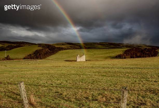 Rainbow Over Old House Ruins. 이미지 (1289772489) - 게티이미지뱅크