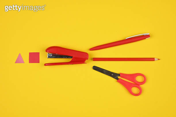 red school supplies on a yellow background 이미지 (1263879318) - 게티이미지뱅크