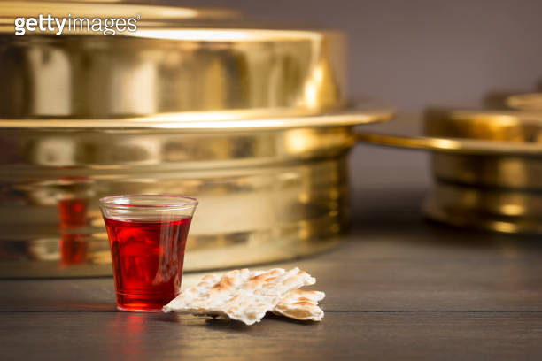 Christian Communion Cup and Bread 이미지 (1219476618) - 게티이미지뱅크