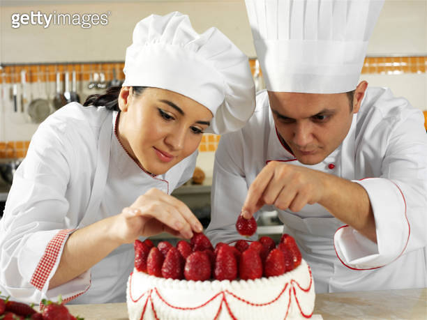 Two Pastry Chefs Complete the Strawberry Cake 이미지 (1218533471) - 게티이미지뱅크