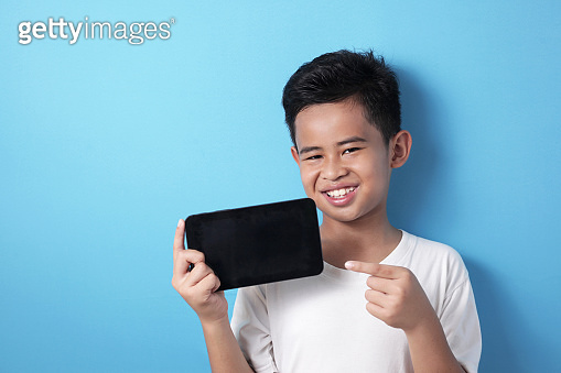 Asian boy shows his tablet screen, tablet smart phone mock up 이미지 ...