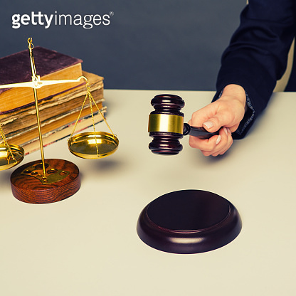 Cropped image of judge giving verdict by hitting mallet at desk 이미지 ...