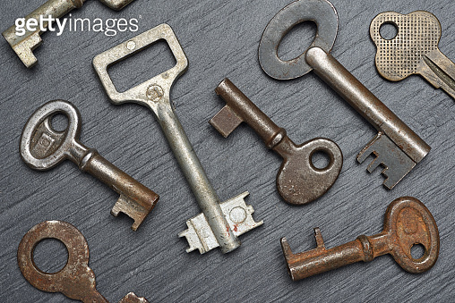 Old rusty lever tumbler keys on black background (1225722757) - 게티이미지뱅크