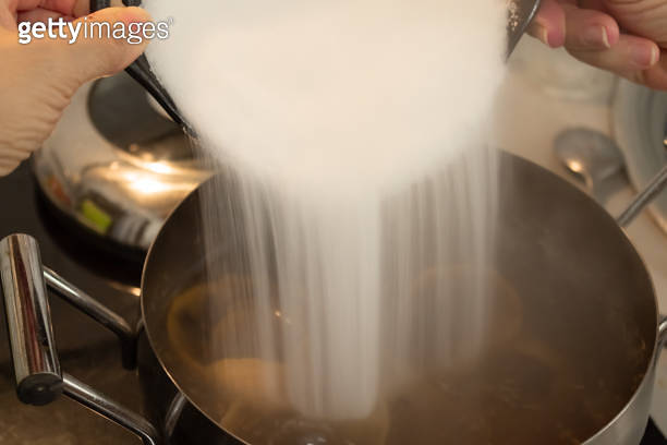 Adding sugar to make syrup in a pot 이미지 (1221708218) - 게티이미지뱅크