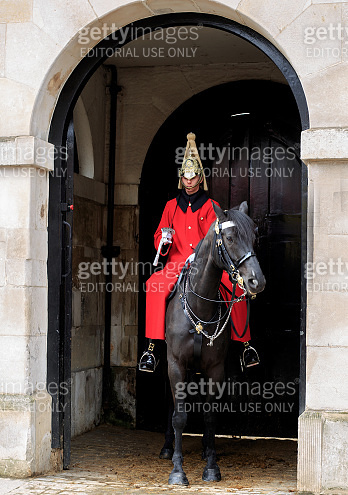 Queens Cavalry Guard mounted on a black horse 이미지 (1267566092) - 게티이미지뱅크