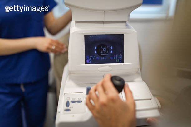 Optometrist checking patient eyesight (1264976611) - 게티이미지뱅크