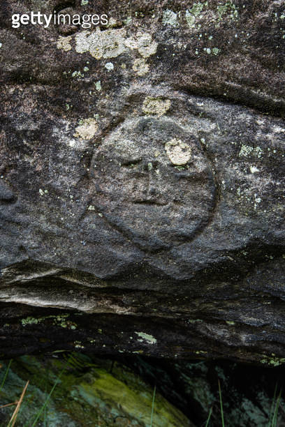 Ancient Rock carvings on The Auld Wives Lift 이미지 (1266758070) - 게티이미지뱅크