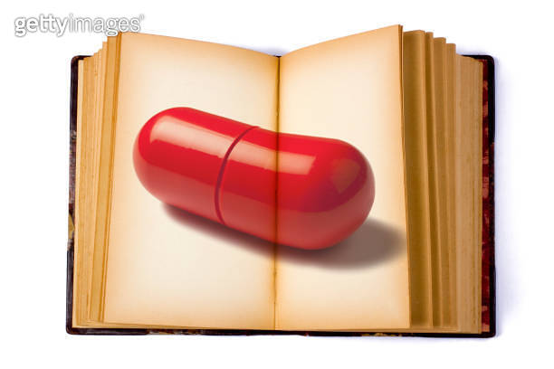 Open Book with a Red Pill 이미지 (1217334376) - 게티이미지뱅크