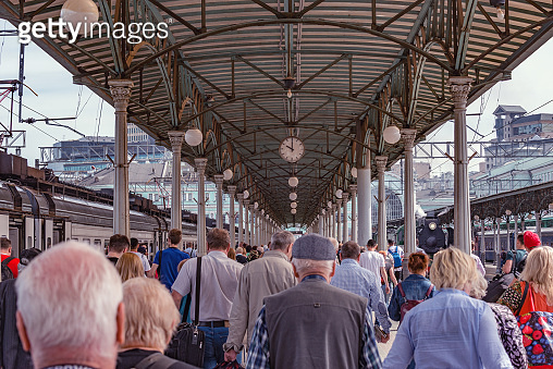 Crowd of people on the railway platform. 이미지 (1226969662) - 게티이미지뱅크
