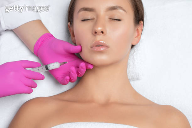 Cosmetologist makes lipolytic injections to burn fat on the chin ...