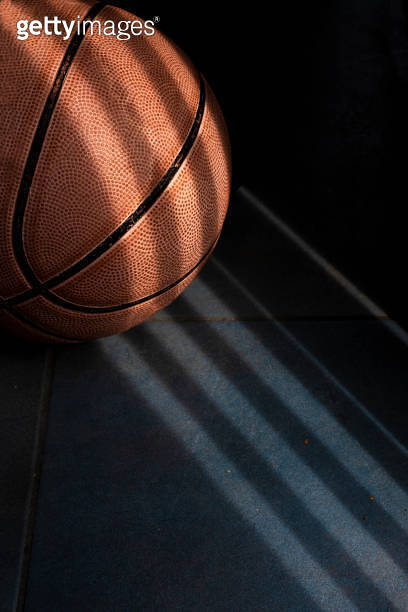 An orange basketball ball on a dark blue floor. Shadow drawing. 이미지 ...