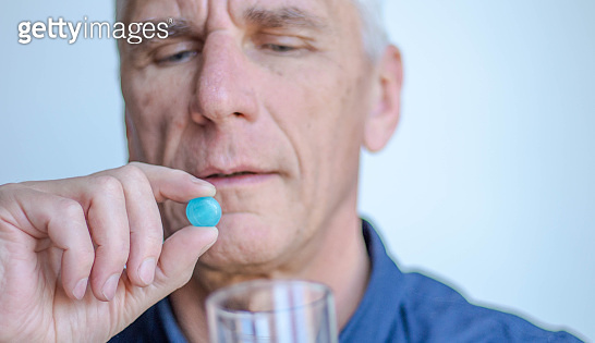 Senior man taking tablet isolated on white 이미지 (1220973267) - 게티이미지뱅크