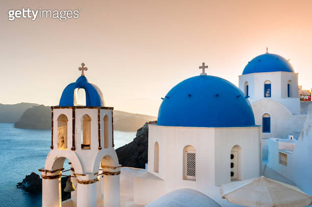 Iconic Blue Dome Rooftops in Oia, Santorini Sunset, Greece 이미지 ...
