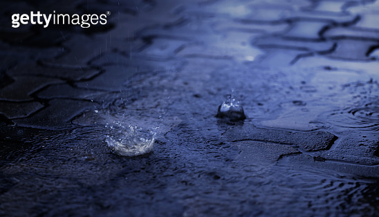 Rain drops splashing during hard rain fall at night. 이미지 (1267044040 ...