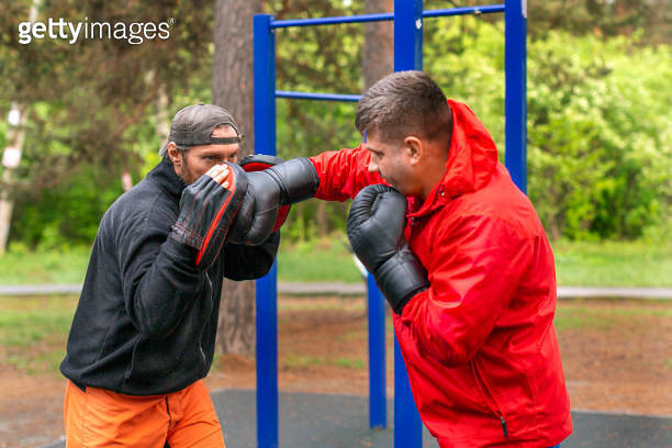 Middle-aged boxer training with coach outdoors 이미지 (1226796516) - 게티이미지뱅크