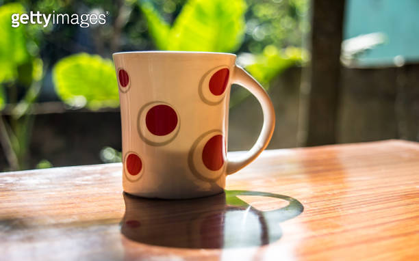Coffee Cup backlit by Morning Sunlight. Dining Table top shot. 이미지 ...