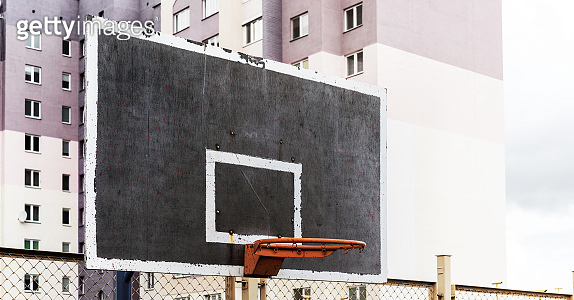 basketball hoop on blackboard at sports ground by buildings 이미지 ...