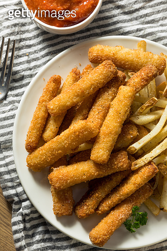 Homemade Deep Fried Fish Sticks and Fries (1253919872) - 게티이미지뱅크