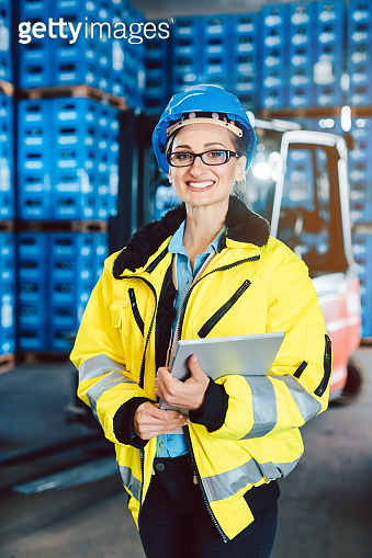 Worker woman in a logistics company with a tablet computer 이미지 ...
