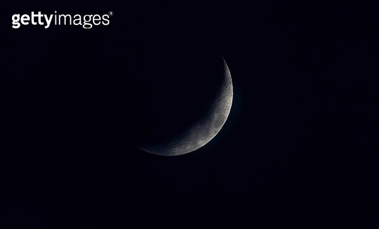 Sickle shaped moon on the night sky (1272852103) - 게티이미지뱅크