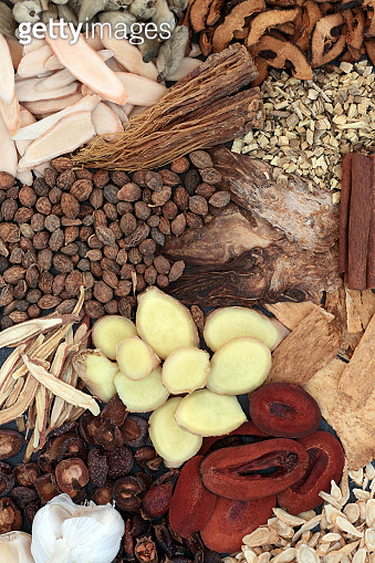 Chinese Herbs for Cold and Flu Virus Remedy (1286549375) - 게티이미지뱅크