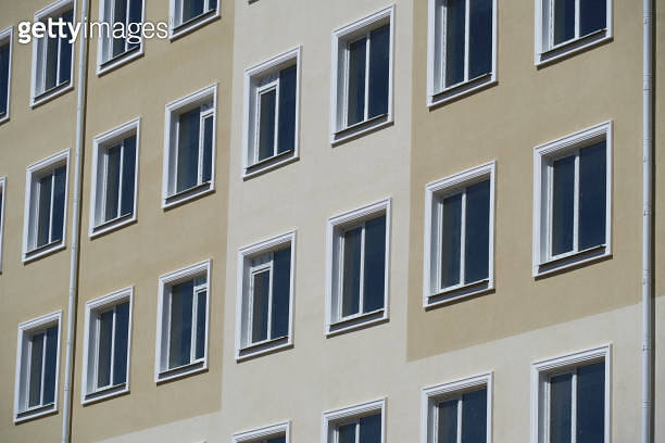 facade of a new multi-storey building with many windows 이미지 (1218385021) - 게티이미지뱅크
