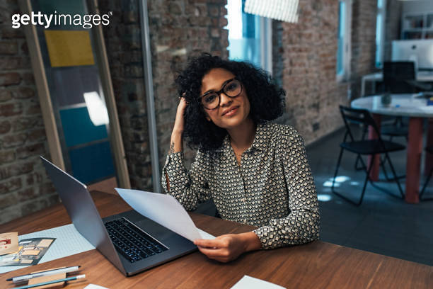Portrait of a Happy Businesswoman Working Alone at the Office 이미지 ...