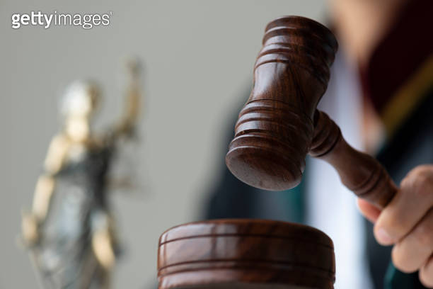 Female Judge Holding Gavel (1282711214) - 게티이미지뱅크