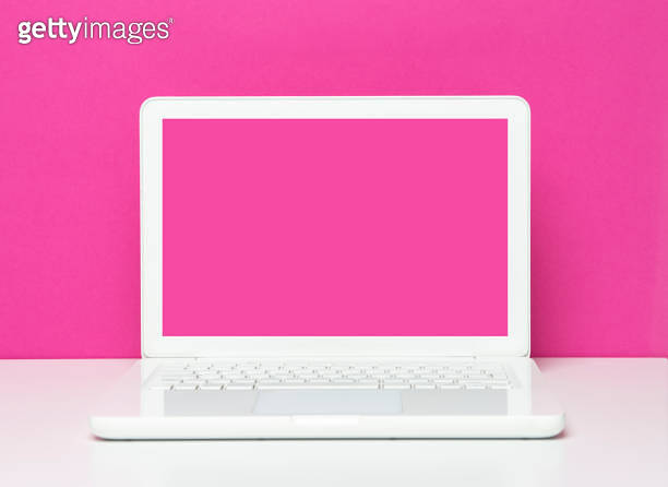 Pink Screen Laptop On The Office Desk 이미지 (1264075512) - 게티이미지뱅크