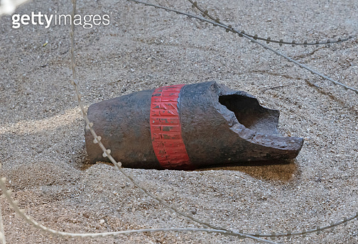 Exploded shell on a beach, selective focus 이미지 (1281574393) - 게티이미지뱅크
