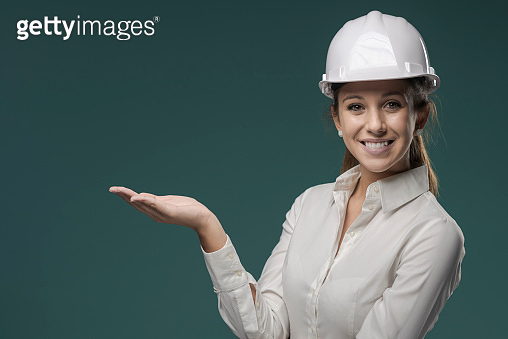 Female engineer presenting something and wearing a hardhat 이미지 ...