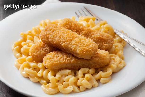 Crispy Fish Sticks with Creamy Macaroni and Cheese (1287888999) - 게티이미지뱅크