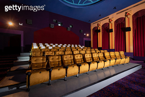 Large cinema theater with empty chair movie seats. (1208963465) - 게티이미지뱅크
