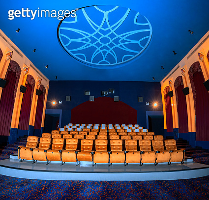 Large cinema theater with empty chair movie seats. (1215837542) - 게티이미지뱅크