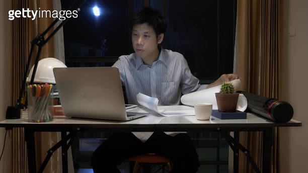 Man working late into the night 이미지 (1200350541) - 게티이미지뱅크
