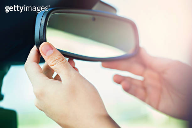 Adjusting rear view mirror 이미지 (1263332229) - 게티이미지뱅크