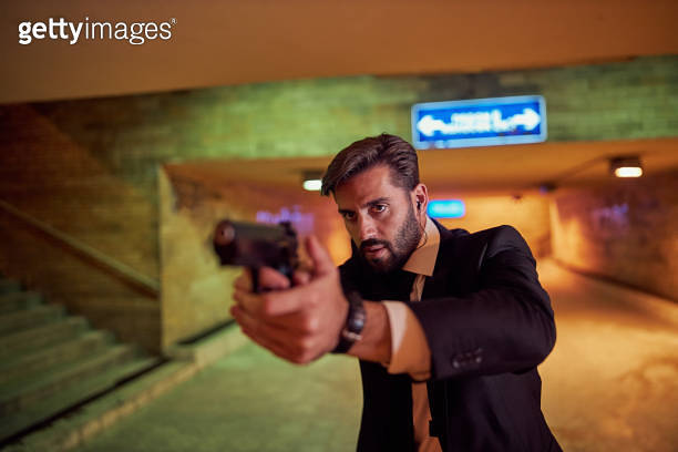 Alerted and focused detective agent aiming with a gun (1255479872) - 게티 ...