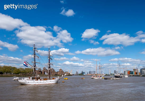 Line of sailing ships moored off Greenwich in the River Thames 이미지 ...