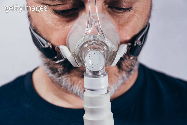 Man with respiratory mask for assisted breathing 이미지 (1220825933) - 게티이미지뱅크