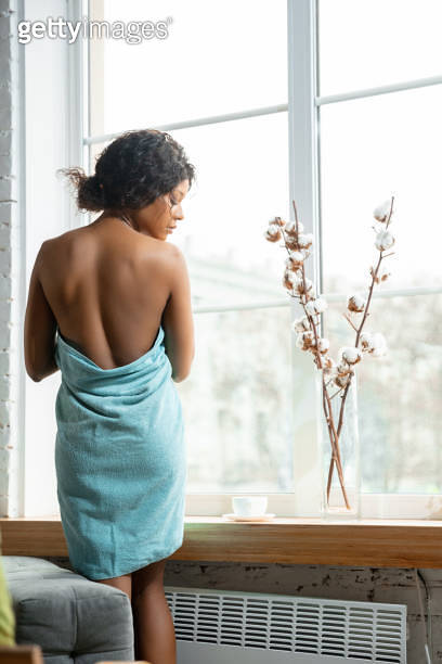 Beauty Day. Woman doing her daily skincare routine at home 이미지 ...