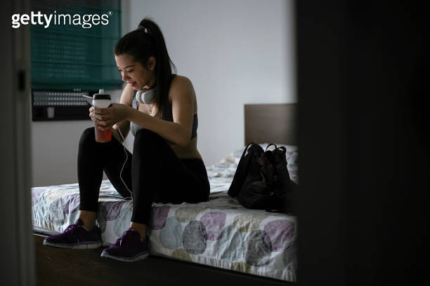 Young fitness woman drinking a protein shake before training. 이미지 ...