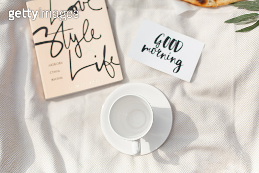 Empty white coffee cup next to a good morning sign (1202769879) - 게티이미지뱅크