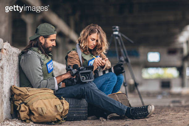 Man and woman war press taking a break in abandoned building 이미지 ...