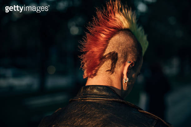 Male punk person with dyed Mohawk standing on the street in city 이미지 ...