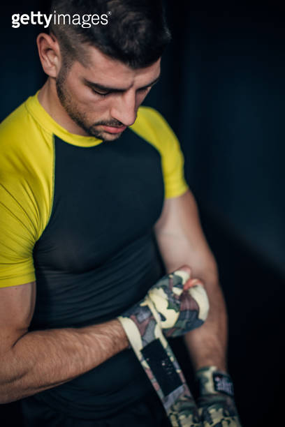 Kickboxer wrapping boxing bandages on hands (1241199798) - 게티이미지뱅크