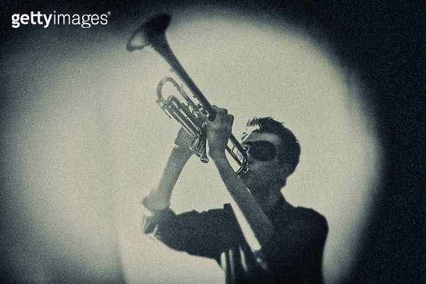The Trumpet Player with the Mask 이미지 (1224848477) - 게티이미지뱅크