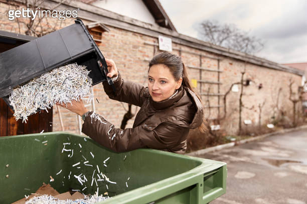 Shredded paper wasting 이미지 (1211008523) - 게티이미지뱅크